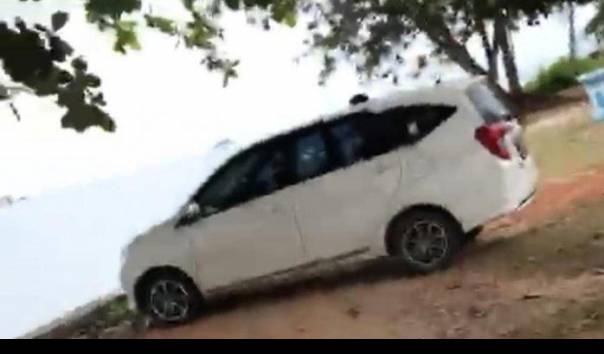 Dua ASN Tepergok Mesum dalam Mobil, Kabur Setengah Telanjang hingga Videonya Viral