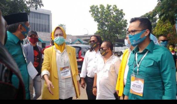 Pilkada Tangsel 2020, Airin dan Pilar Saga Ichsan Nyoblos di TPS 24 Alam Sutera, Serpong