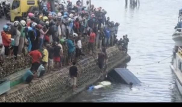 Hindari Motor Ngebut, Mobil Sayur APV Malah Nyemplung ke Laut