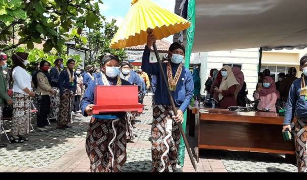 Serah Terima "Uba Rampe" dari Keraton Yogyakarta dalam Gelaran Upacara ...
