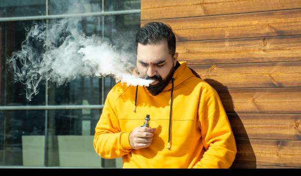 Batalkah Puasa Orang yang Isap Vape dan Orang yang Hirup Asap Rokok?