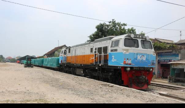 PT KAI Luncurkan Kereta Pengangkut Semen Berkapasitas Angkut 400 Ton ...