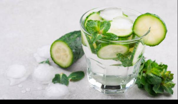 8 Manfaat Air Rendaman Timun, Termasuk Menurunkan Kolesterol