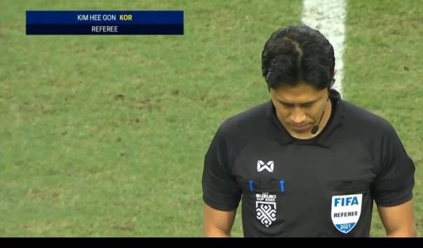 Keputusan-keputusan Salah Wasit Kim Hee Gon di Laga Indonesia vs Singapura