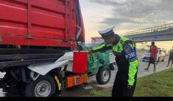 Tabrak Truk Tronton di Jalan Tol Ngawi-Solo, Sopir Pick Up Langsung Tewas di Tempat
