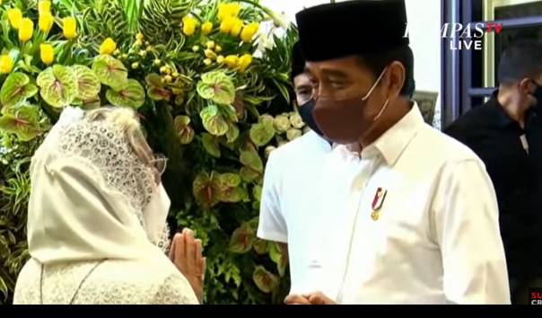 Presiden Jokowi Takziah ke Rumah Duka Almarhum Arifin Panigoro