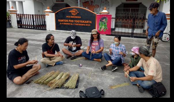 Belajar Bikin Wayang Rumput di Jalanan Yogyakarta