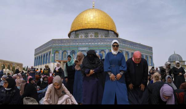 Umat Muslim Palestina Berbuka Puasa Meriah dan Salat Magrib di Kompleks ...