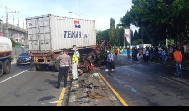 Kengerian Kecelakaan Maut 2 Truk Trailer Adu Banteng, Saksi Mata: Suara Tabrakan Seperti Bom Meledak