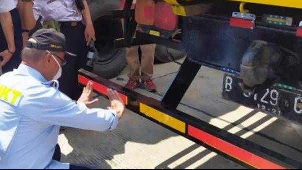 Kemenhub Dorong Penggunaan Stiker Pemantul Cahaya pada Kendaraan, Apa ...