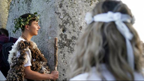 Ribuan Umat Pagan Kuno Inggris Lakukan Ritual di Stonehenge Sambut ...