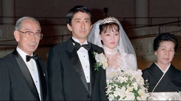 Kisah Cinta Shinzo Abe dan Akie Abe, yang Kini Nelangsa Sendiri