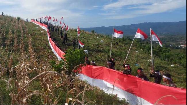 Merah Putih Sepanjang 77 Meter Berkibar di Bukit Teletabis Parepare ...