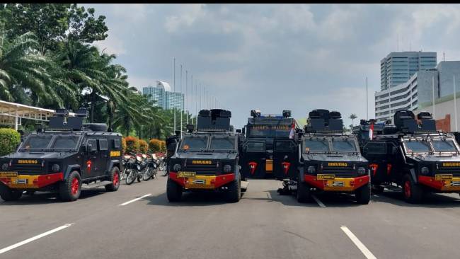 Buruh Demo Tolak Kenaikan BBM, Polisi Siapkan Kendaraan Taktis di Halaman Gedung DPR