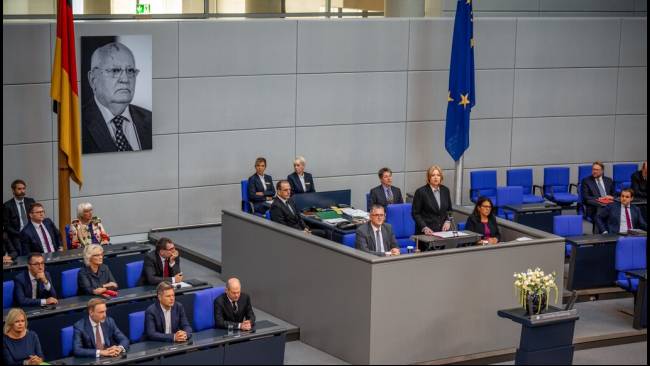 Parlemen Jerman Kibarkan Bendera Setengah Tiang untuk Gorbachev ...