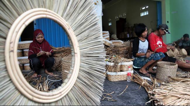 Cerita Perajin Anyaman Eceng Gondok, Tak Terdampak Pandemi tapi Harga ...