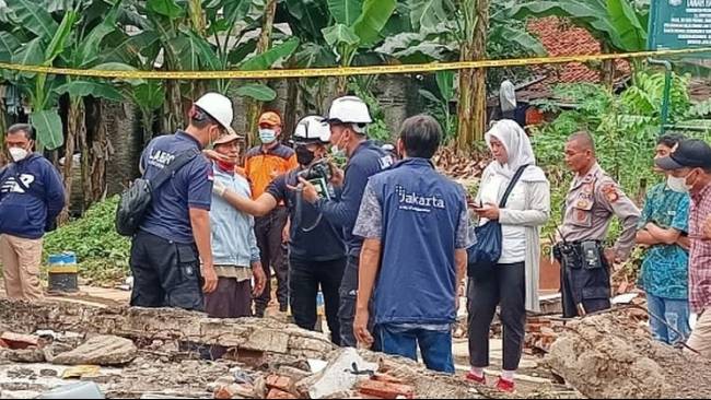 Tim Labfor Bawa Puing Tembok MTsN 19 Jakarta untuk Sampel Pengujian di Laboratorium