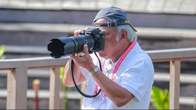 Pak Bas Trending di Twitter Usai Tenteng Kamera dan Motret dengan Topi ...