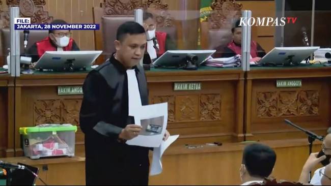 Momen Ronny Talapessy Cecar Pertanyaan ke Saksi Susanto soal Senjata ...