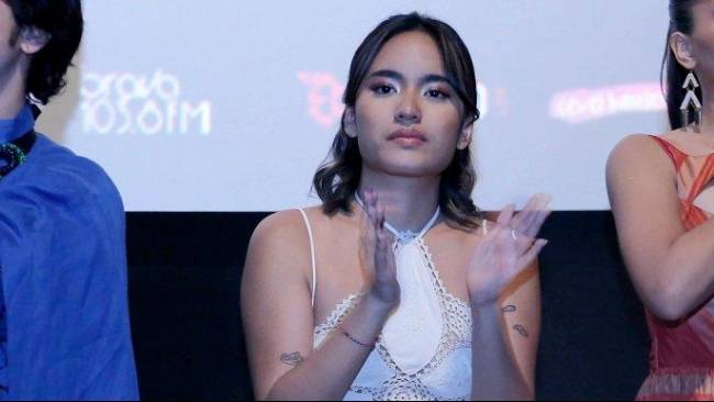 Arawinda Kirana Dikawal 3 Pria saat Hadiri Gala Premier Like & Share ...