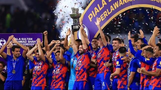 Momen Jordi Amat Jadi Kapten dan Angkat Piala untuk Johor Darul Takzim