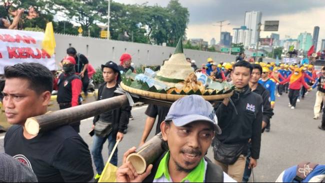 Demo Tolak Perppu Cipta Kerja, Massa Bawa Nasi Tumpeng hingga Keranda ke Gedung DPR