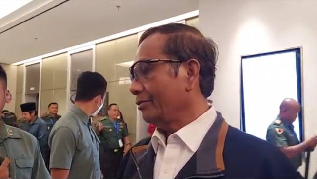 Mahfud MD Tantang Arteria Dahlan Laporkan Kepala BIN Budi Gunawan ke Polisi