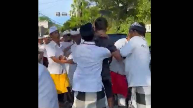 Gaduh Turis Asing Ngamuk dan Tantang Pecalang saat Upacara Adat di Bali ...