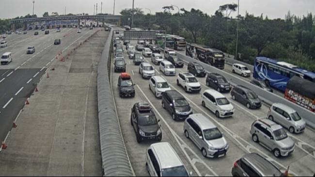 Tol Japek Padat, One Way Diberlakukan Dari GT Cikatama Hingga GT Kalikangkung