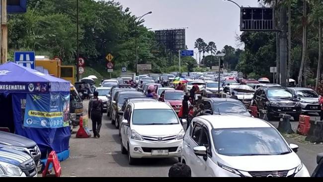 Lima Titik Puncak Bogor Macet Total Imbas 50.000 Kendaraan, Wisatawan Menyerah