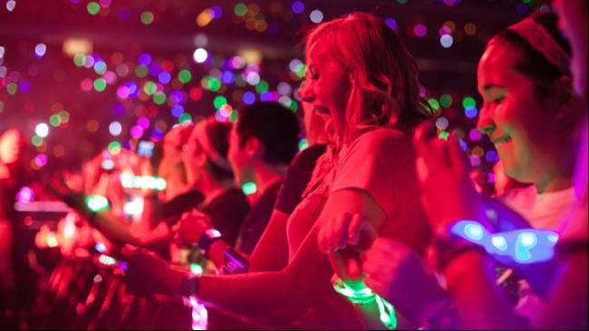 Mengenal Xylobands Gelang Konser Coldplay yang Menyala, Cahayanya ...