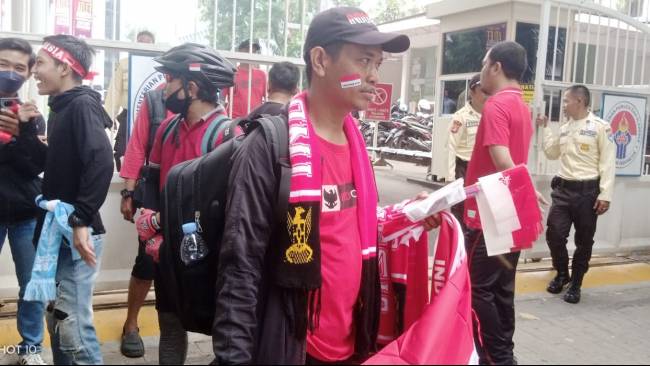 Cerita Ahmad Datang dari Cirebon Jual Atribut Timnas Indonesia saat ...