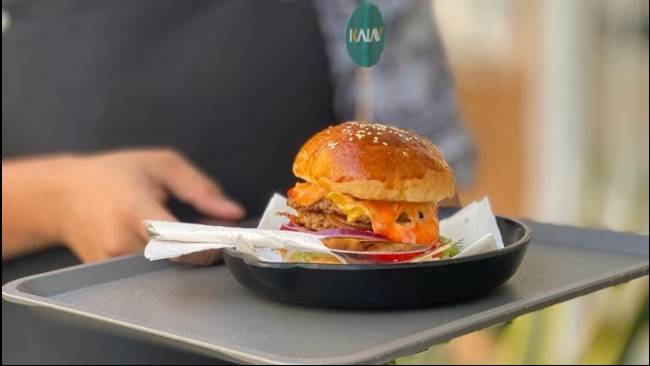 Hidden Gem Resto di Bekasi Kalav Burger & Platter Sajikan Burger Mix ...