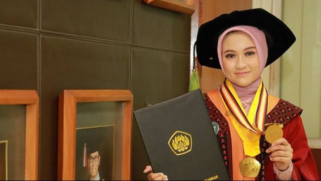Heboh Mahasiswi Fakultas Kedokteran Unpad Lulus di Usia 19 Tahun, Ini Sosoknya