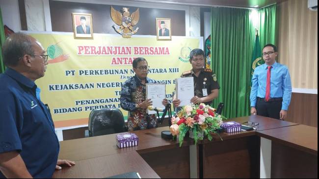 PT Perkebunan Nusantara XIII bersama Kejari Kobar Tanda Tangani MoU