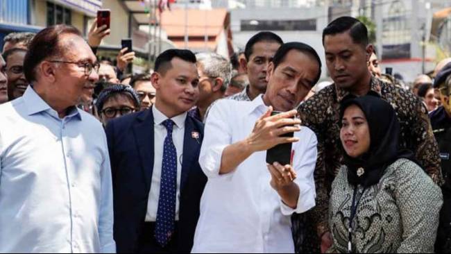 Pasar Chow Kit Malaysia Riuh Sambut Kedatangan Jokowi yang Blusukan Bareng PM Anwar Ibrahim