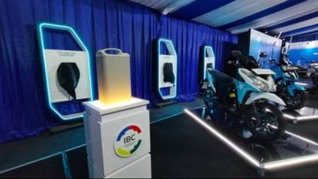 Pengguna Motor Listrik Kini Bisa Bertukar Baterai dan Charger Meski ...