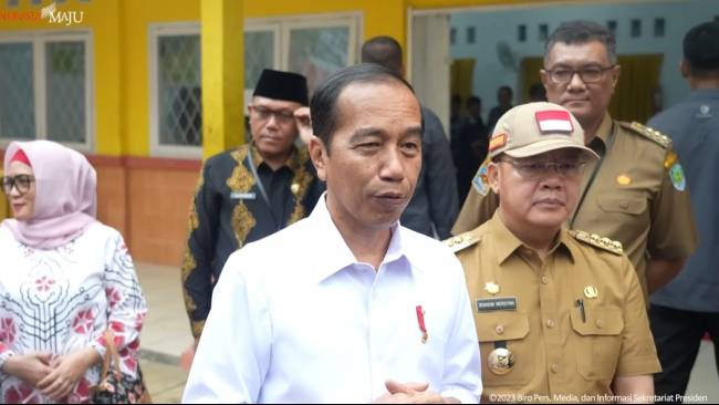 Saat Jokowi Bangga Pakai "Baju Dinas" Kemeja Putih Panjang Buatan ...