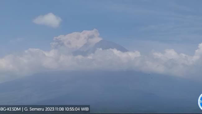 Gunung Semeru Erupsi, Semburkan Abu Setinggi 800 Meter ke Arah Tenggara, Sudah ada 19 Gempa Letusan