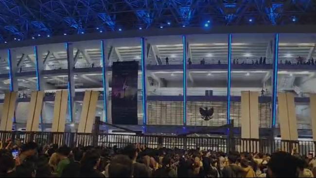 Massa Korban Penipuan Tiket Konser Coldplay Jakarta Paksa Masuk Gate ...