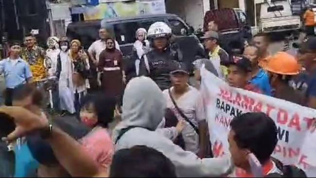 Relawan Diadang saat Bentangkan Spanduk Depan Jokowi, Ganjar: Itu Ekpresi Rakyat, Gitu Saja Baper