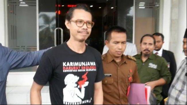 Aktivis Lingkungan Daniel Frits Jalani Sidang Perdana Kasus UU ITE ...