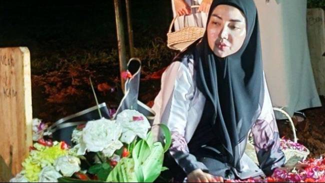 Bella Shofie Histeris di Makam Ibunda, Menyesal Tak Hadir saat Pemakaman