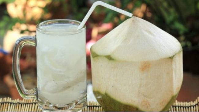Lebih Baik Buka Puasa dengan Teh Manis, Air Putih atau Air Kelapa?