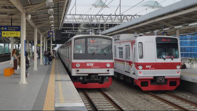 Ada Kebakaran Pemukiman Warga di Dekat Stasiun Manggarai, Penumpang KRL ...
