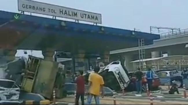 Ngeri Penampakan Kecelakaan Beruntun di Gerbang Tol Halim Utama, Empat Orang Alami Sesak Dada