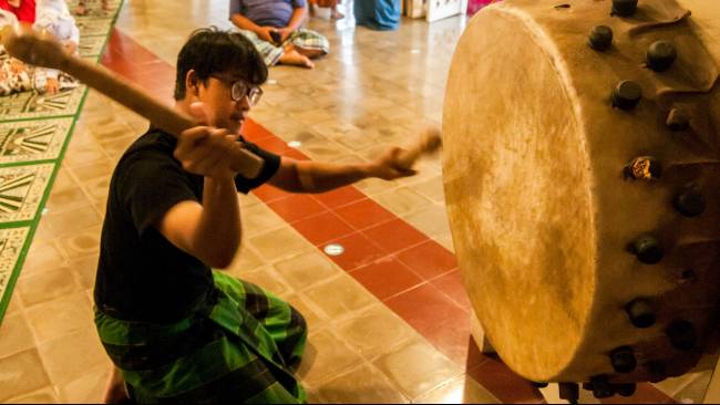 Berita Foto: Tradisi Tabuh Bedug Jelang 1 Syawal di Masjid Besar ...