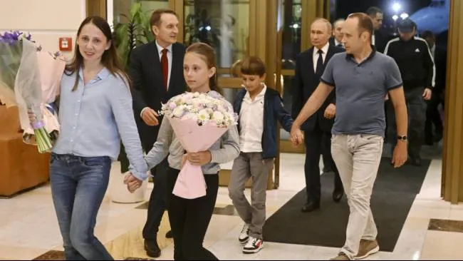Anak Mata-Mata Rusia yang Dibebaskan Barat Baru Tahu Siapa Dirinya di ...