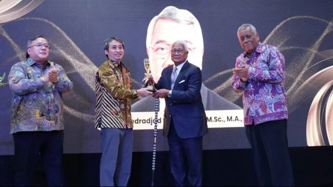 FEB UI Anugerahkan Penghargaan Wirakarya Adhitama kepada Soedradjad ...