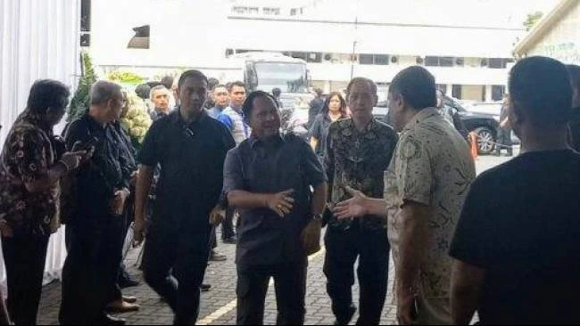 Momen saat Tito Karnavian dan Moeldoko Melayat ke Rumah Duka Cagub ...